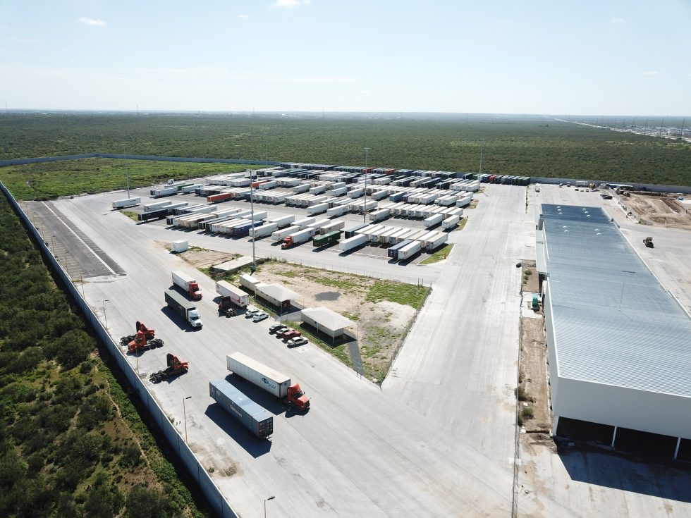 Patio de maniobras y estacionamiento de equipo pesado - IPC Obras